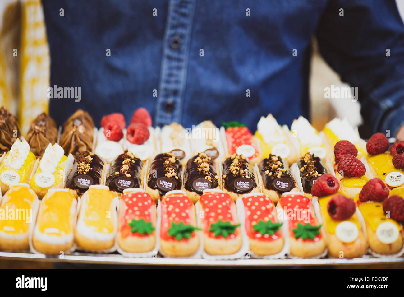 Die bunten eclairs im L'Eclair de Genie in Paris, Frankreich ...