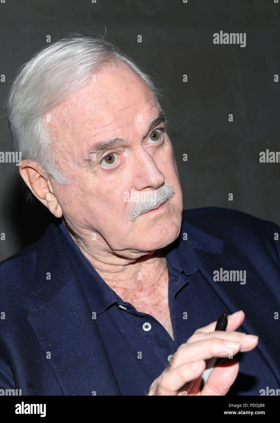 Camilla cleese -Fotos und -Bildmaterial in hoher Auflösung – Alamy