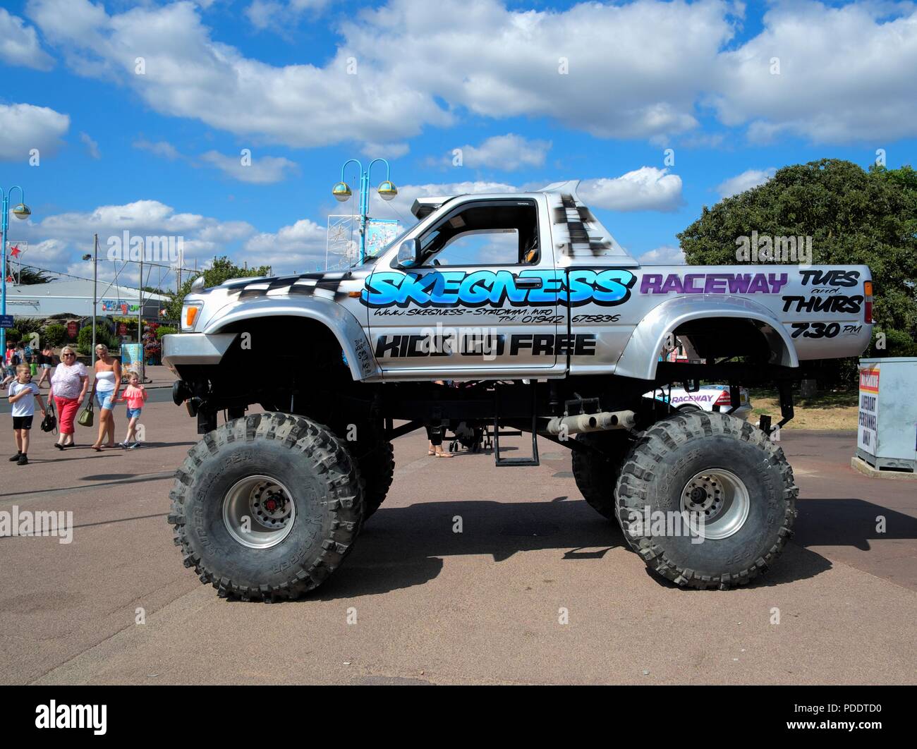 Monster truck side view -Fotos und -Bildmaterial in hoher Auflösung – Alamy