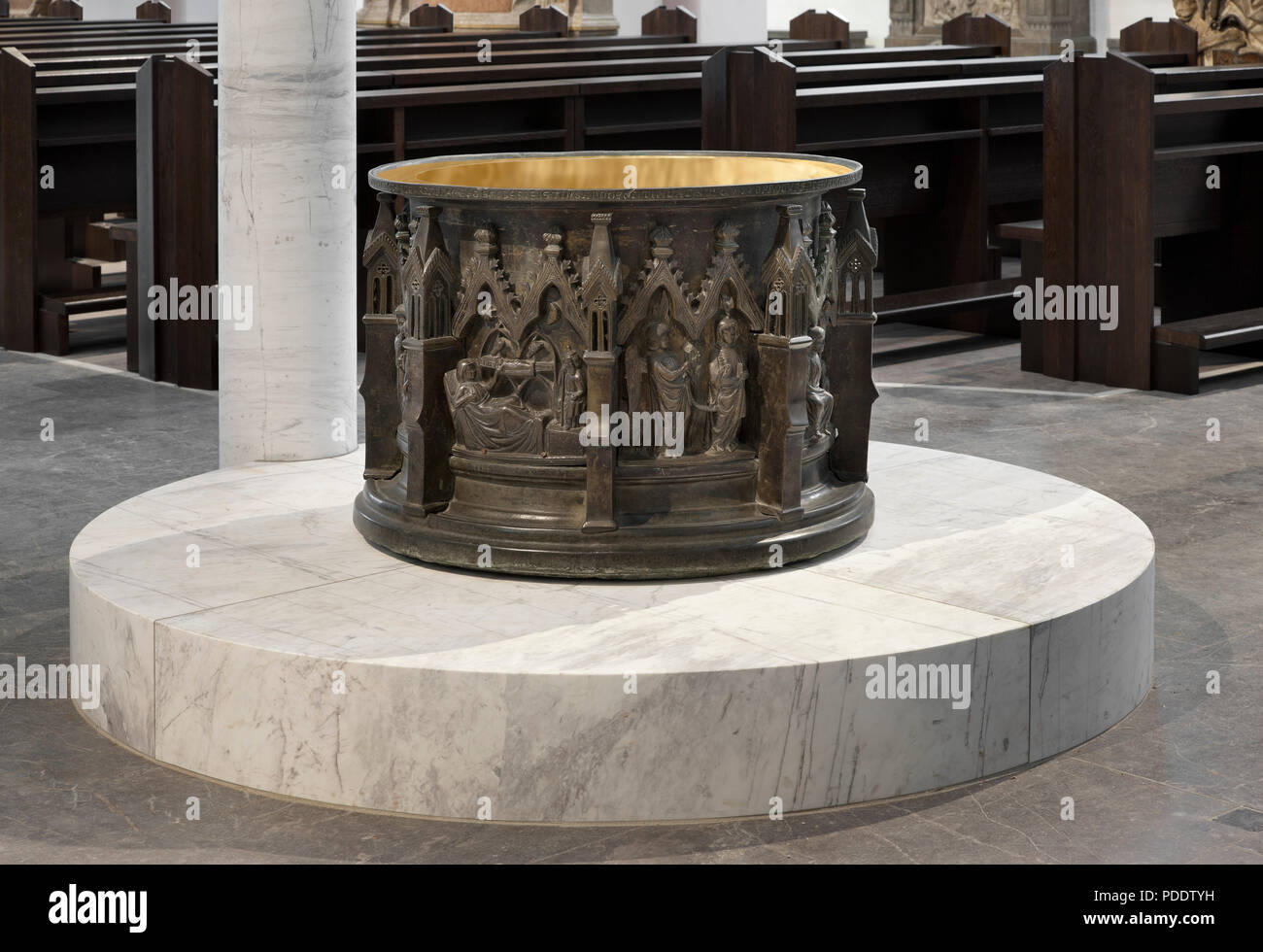 Taufstein aus -Fotos und -Bildmaterial in hoher Auflösung – Alamy