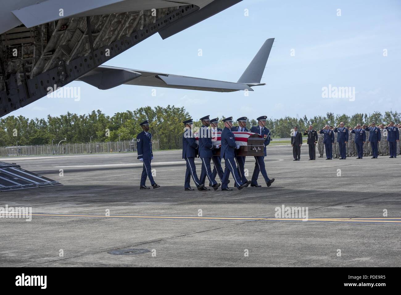 Flieger von der US Air Force Ehrengarde eine würdige Ankunft ...