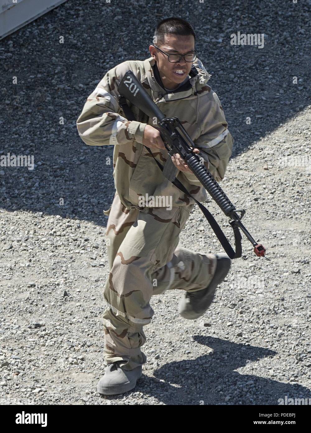 Ein US-Flieger zum 60. Air Mobility Wing zugeordnet verteidigt seine ...