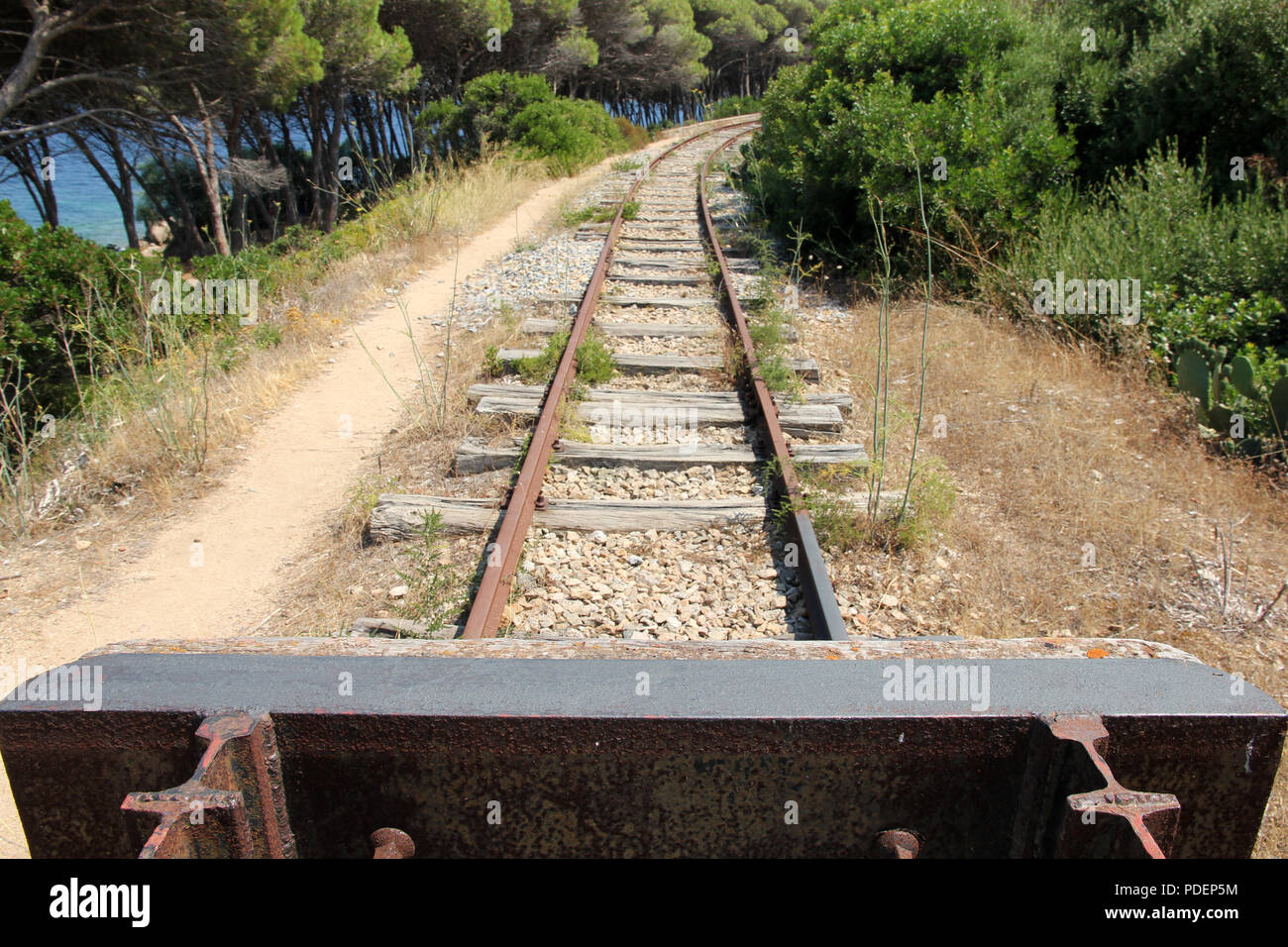 Kleine eisenbahnstrecke -Fotos und -Bildmaterial in hoher Auflösung – Alamy