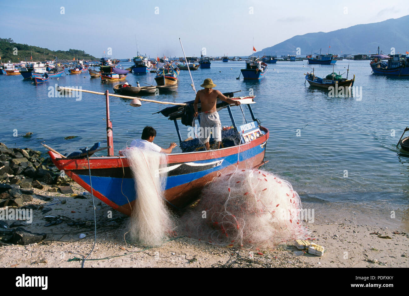 Fischernetze sortieren -Fotos und -Bildmaterial in hoher Auflösung – Alamy