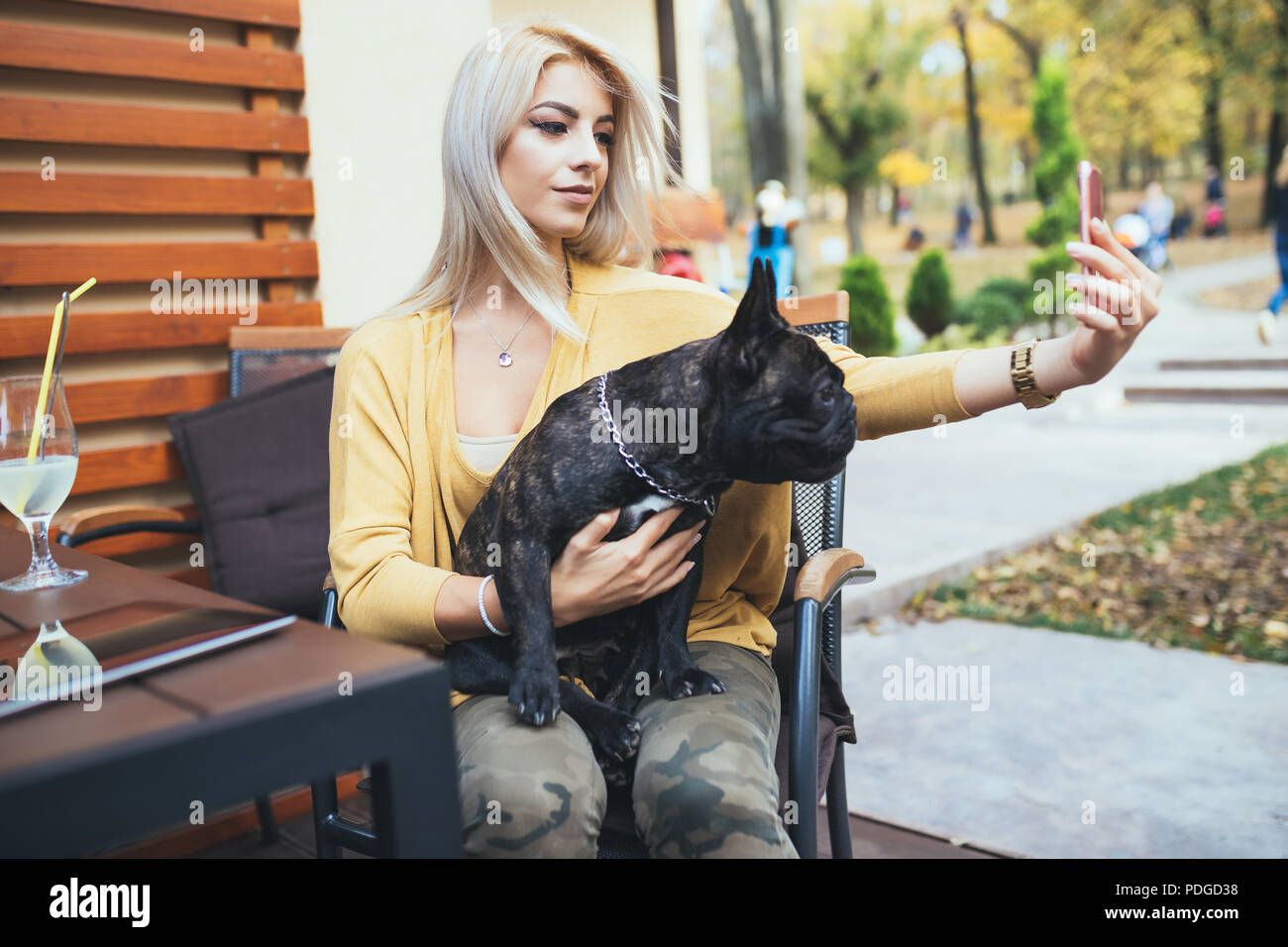 Junge Blonde Frau Mit Hund Stockfotos und -bilder Kaufen - Alamy