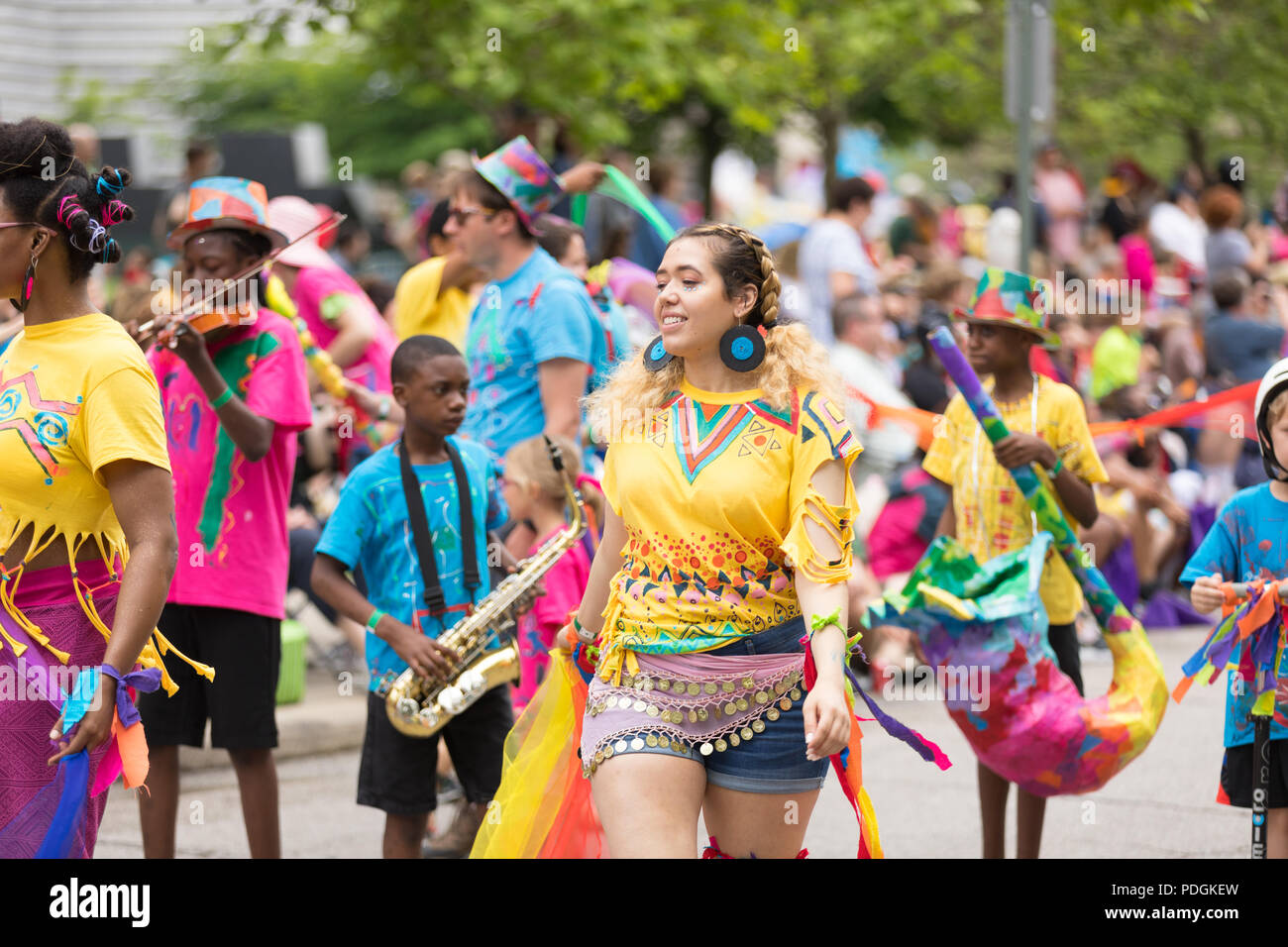 Bunte Outfits Stockfotos und -bilder Kaufen - Alamy