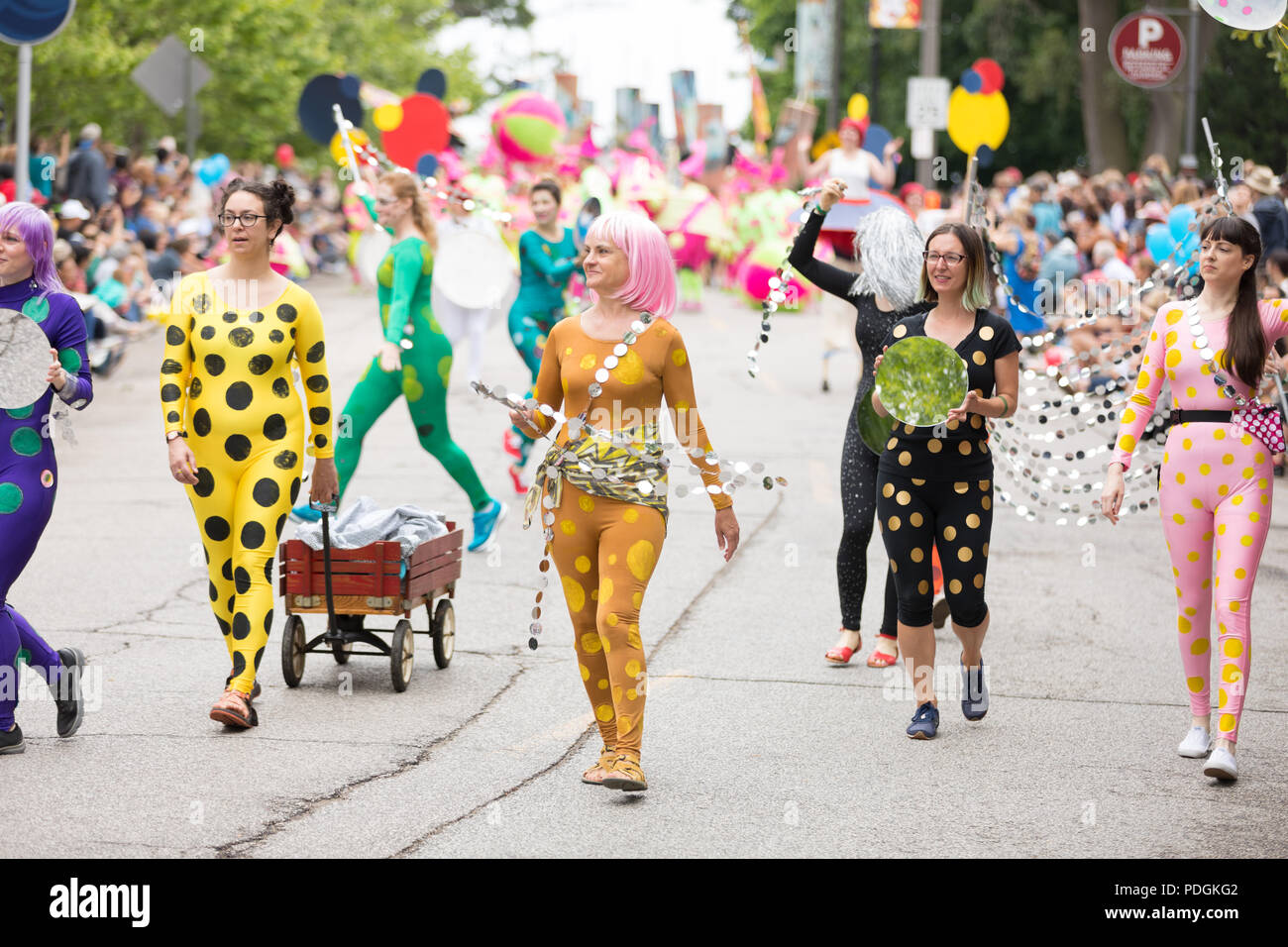 Bunte parade den kreis -Fotos und -Bildmaterial in hoher Auflösung – Alamy