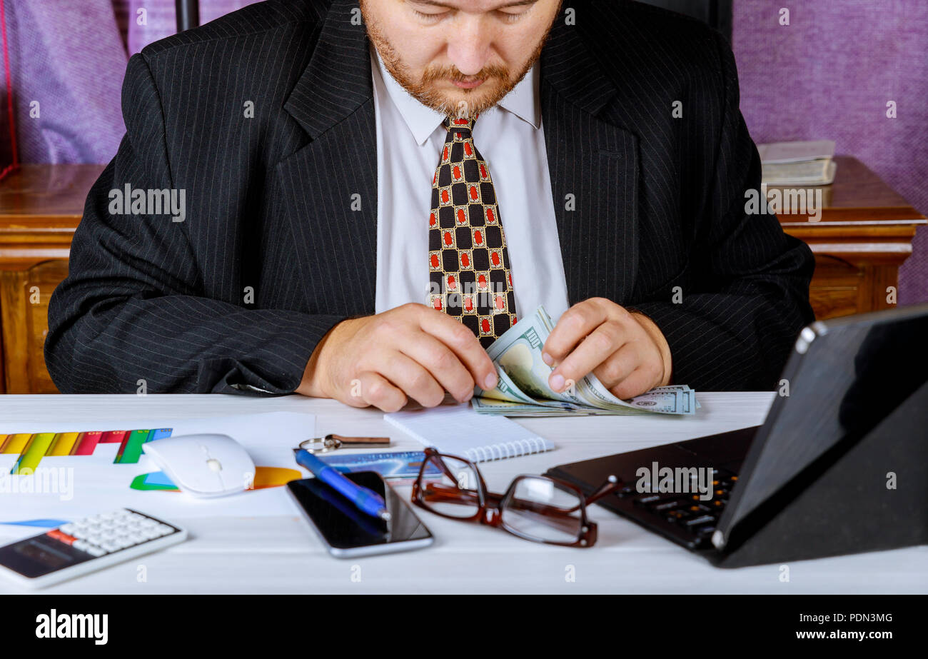 Hände zählen das Geld in 100 Rechnungen. US-Dollarnoten Stockfotografie ...