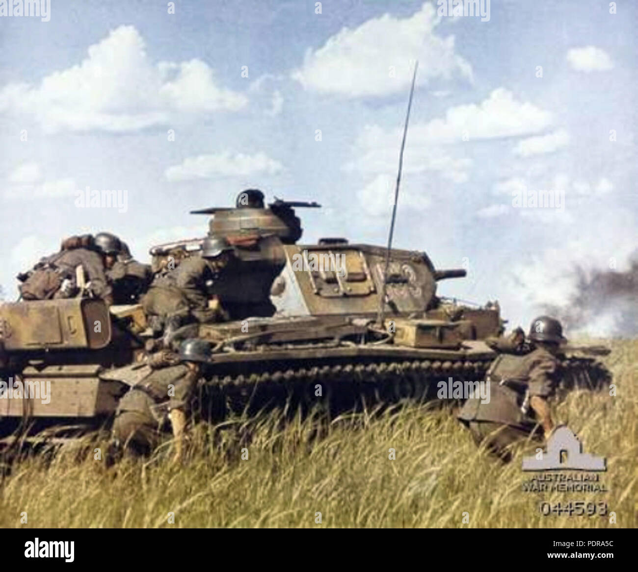 Panzer mit infanterie -Fotos und -Bildmaterial in hoher Auflösung – Alamy