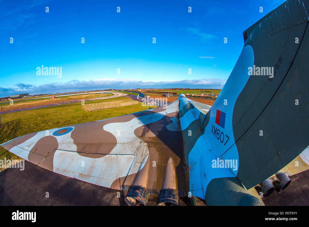 Vulcan XM 607 sitzt mit einem Cluster von Bomben auf einer Website an ...