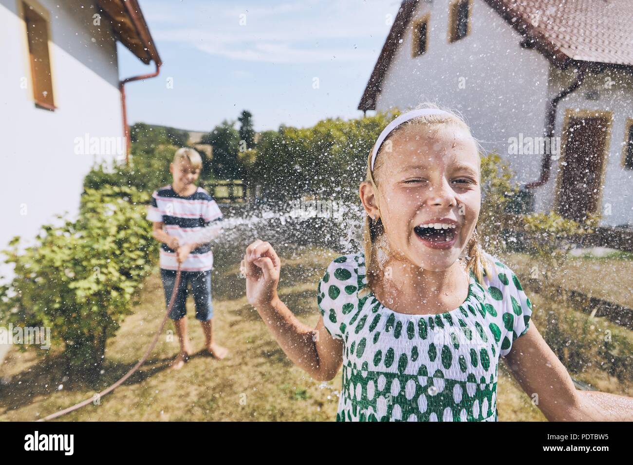 Children playing water hose on Stockfotos und -bilder Kaufen - Alamy