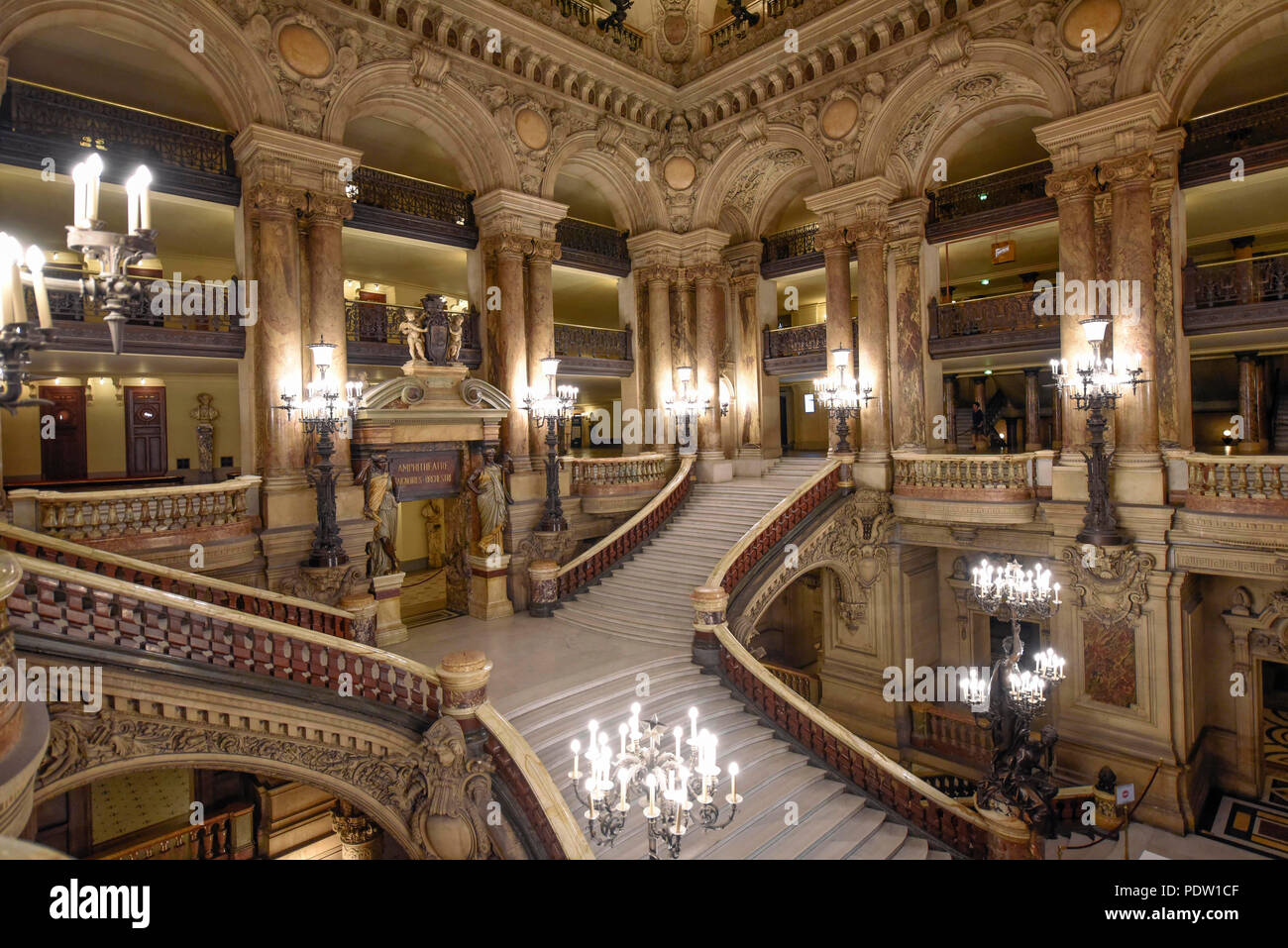 Opera Garnier Paris Stairs Stockfotos und -bilder Kaufen - Alamy