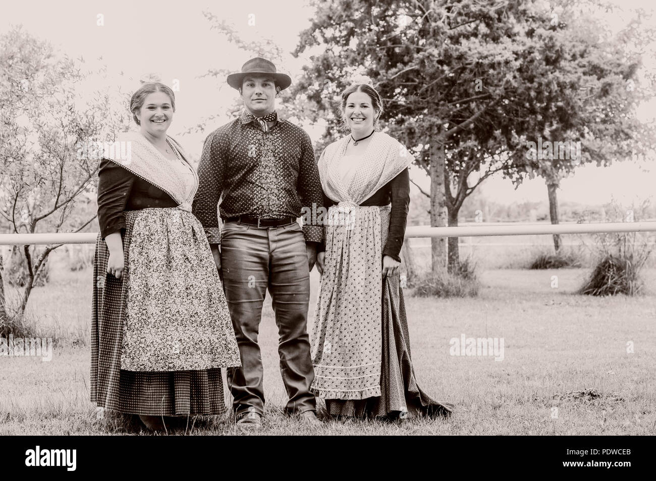 Kreuzfahrt Touristen ein Pferd und Stier Bauernhof mit jungen Pferden ...