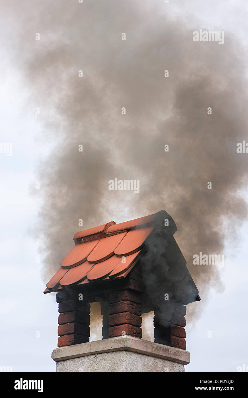 Der rauch aus dem schornstein -Fotos und -Bildmaterial in hoher ...