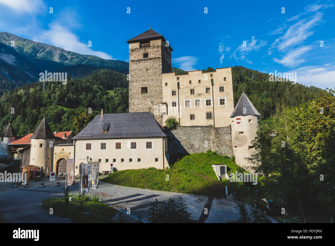 Schloss Landeck, Tirol, Österreich Stockfotografie - Alamy