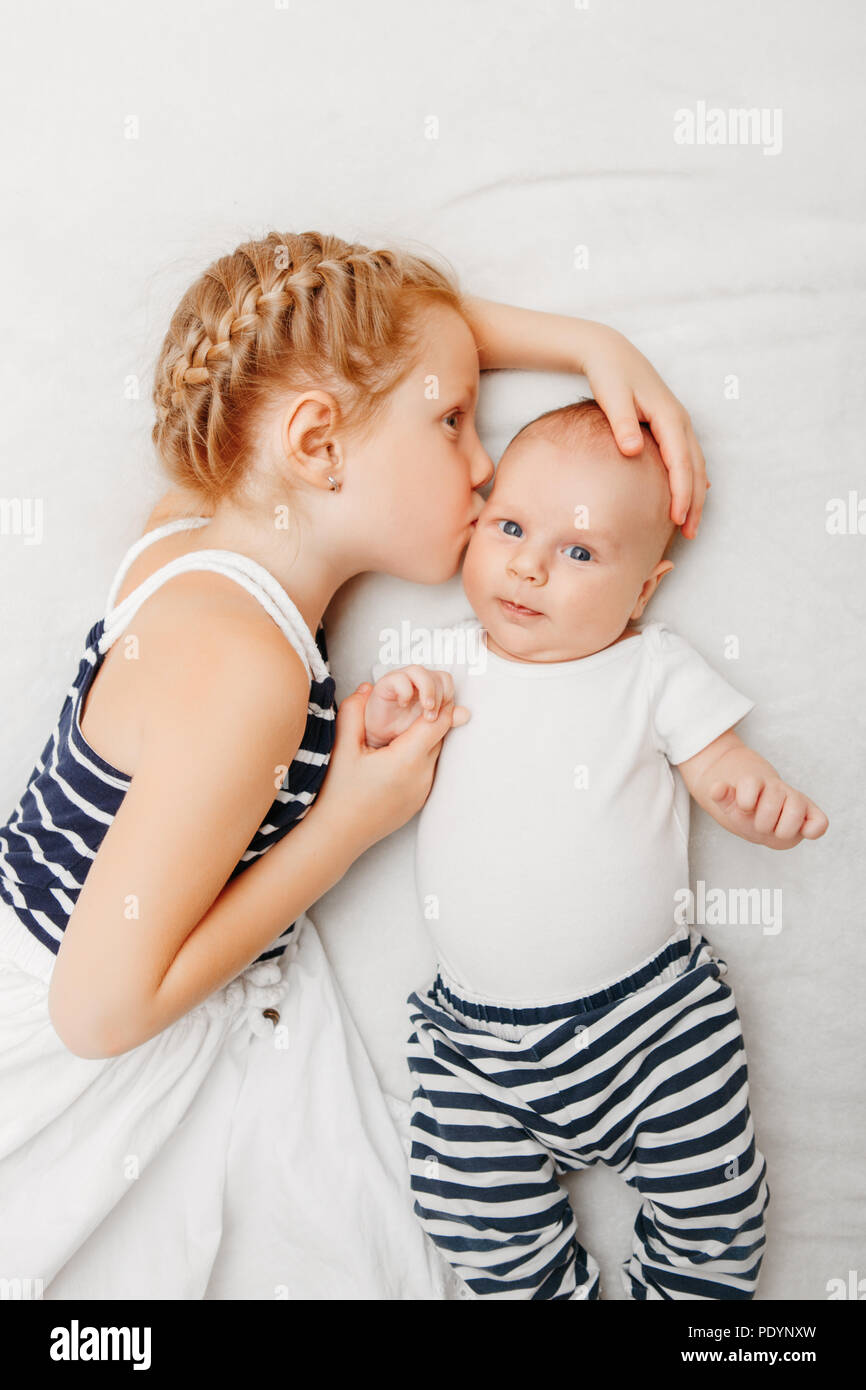 Cute Girl Younger Brother Stockfotos und -bilder Kaufen - Alamy