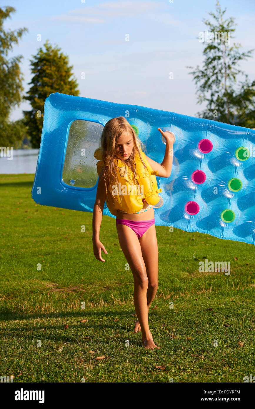 Kleine mädchen badeanzug luftmatratze -Fotos und -Bildmaterial in hoher Auflösung – Alamy