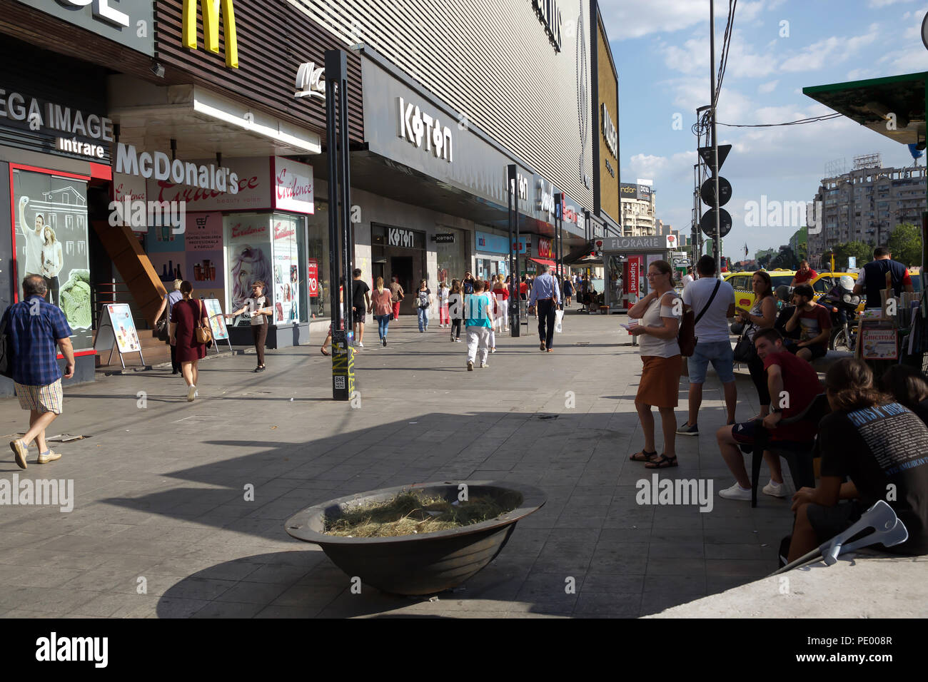 Bucharest shopping centre -Fotos und -Bildmaterial in hoher Auflösung ...