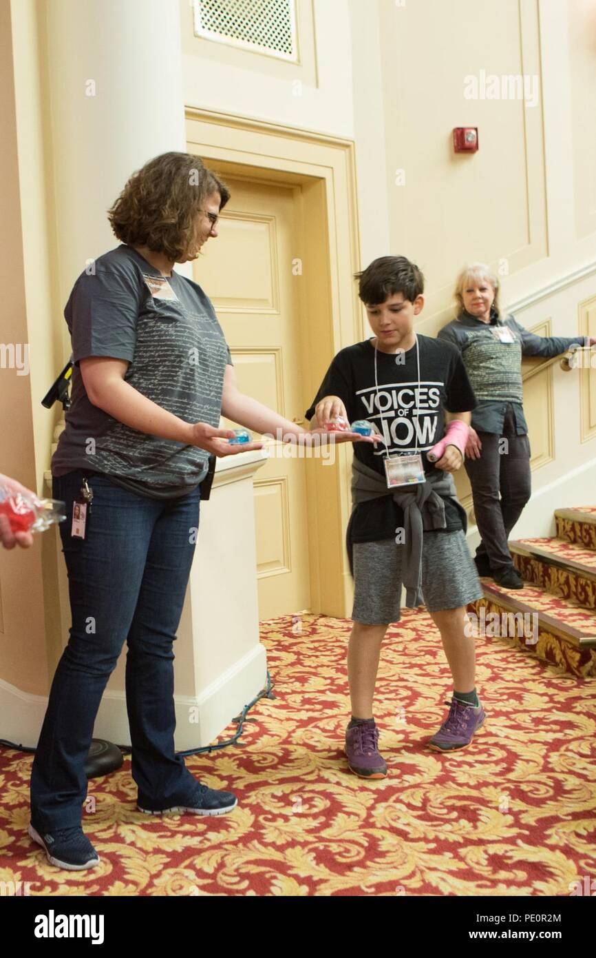 Während einer neuen Raum-themed sleepover an der National Archives in ...