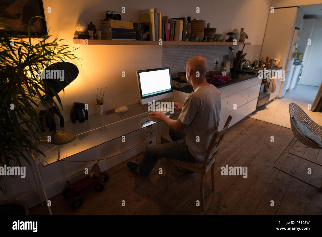 Mann am computer arbeiten -Fotos und -Bildmaterial in hoher Auflösung ...