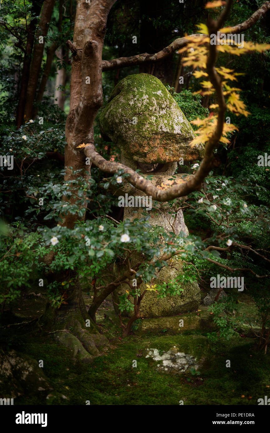 Japanischer Garten Der Japanischen Steinlaterne Stockfotos und -bilder ...