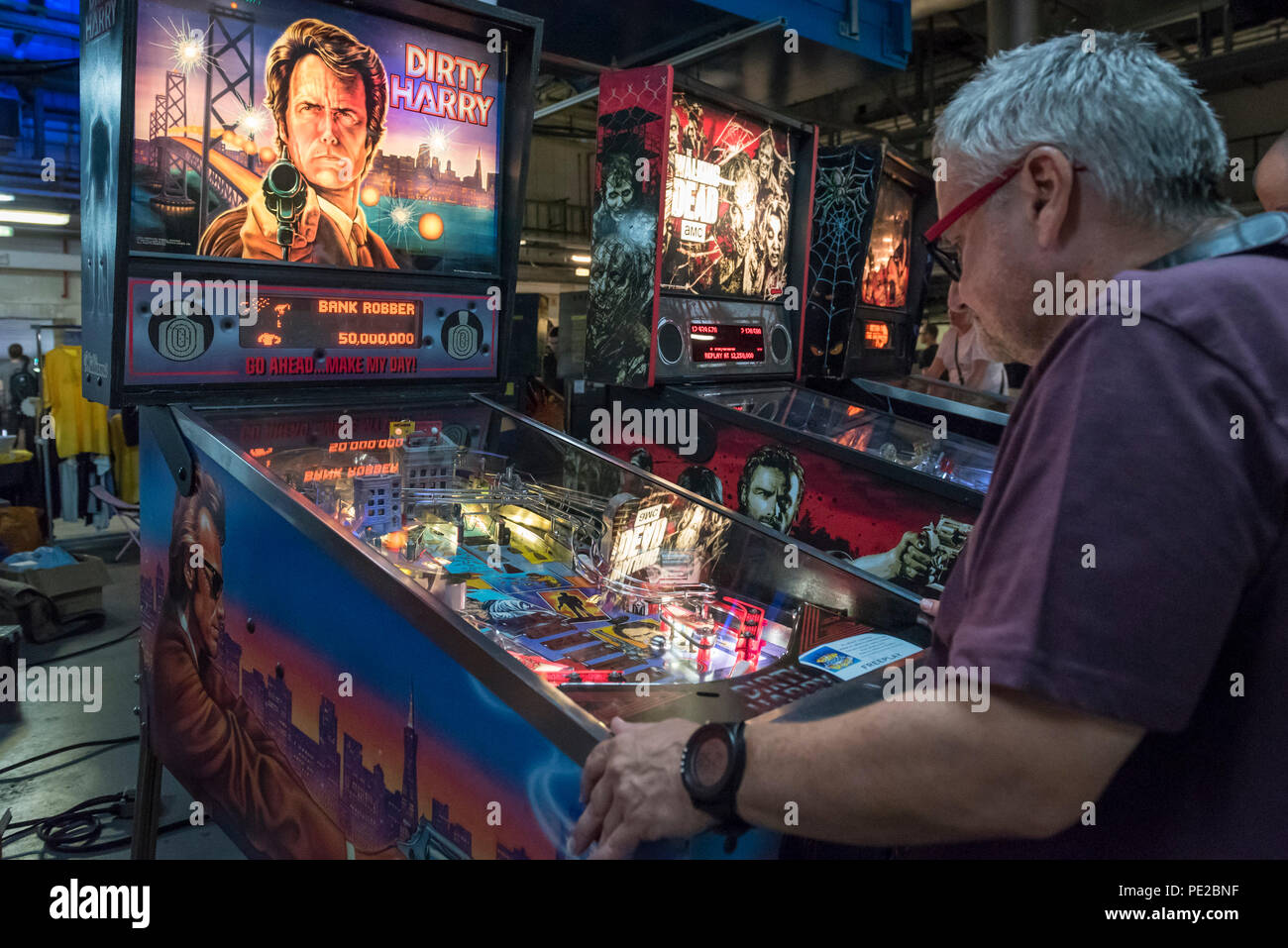 London, Großbritannien. 12. August 2018. Ein Besucher spielt Flipper ...