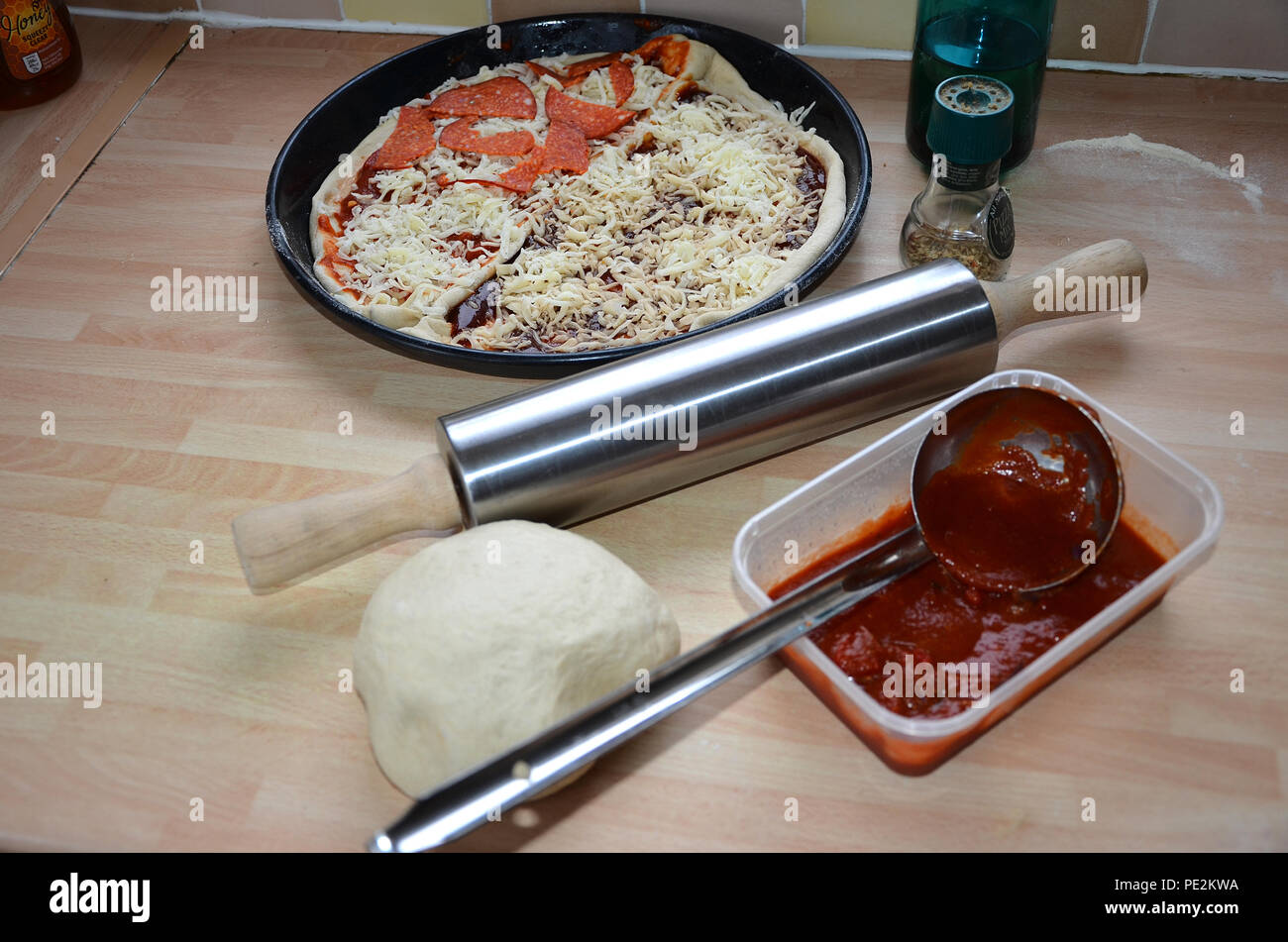 Halbe pizza halb knoblauchbrot -Fotos und -Bildmaterial in hoher ...