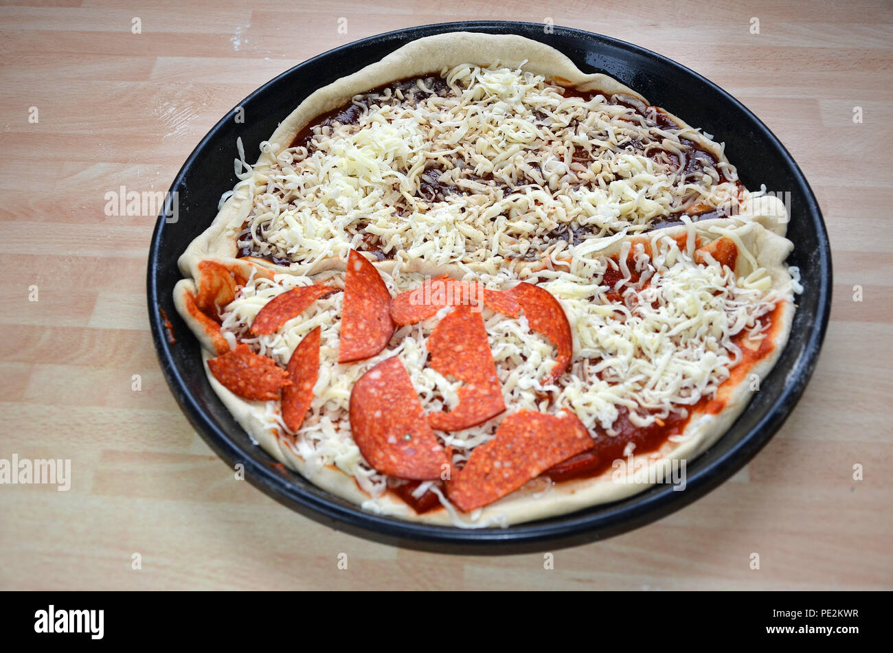 Halbe pizza halb knoblauchbrot -Fotos und -Bildmaterial in hoher ...