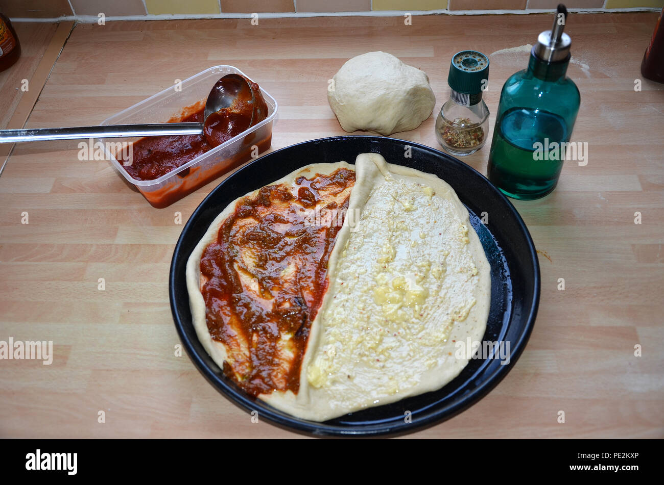 Halbe pizza halb knoblauchbrot -Fotos und -Bildmaterial in hoher ...