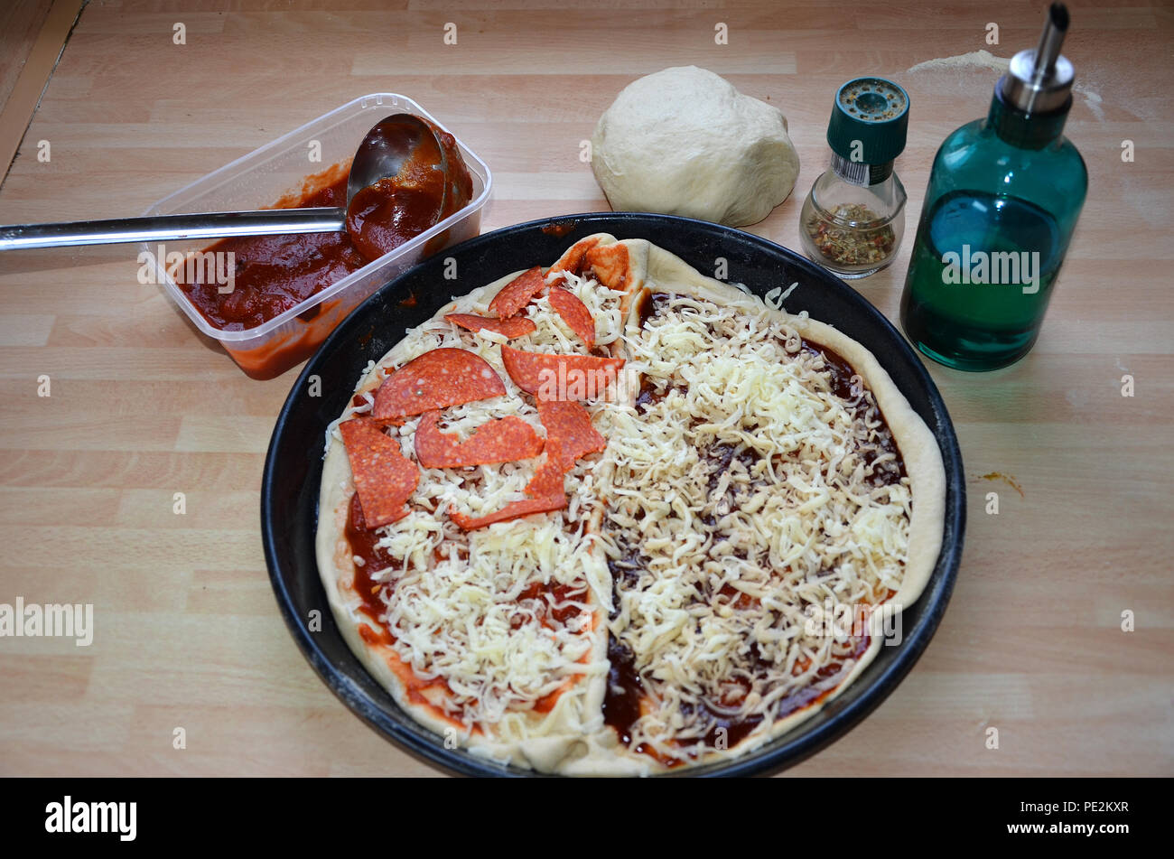 Halbe pizza halb knoblauchbrot -Fotos und -Bildmaterial in hoher ...