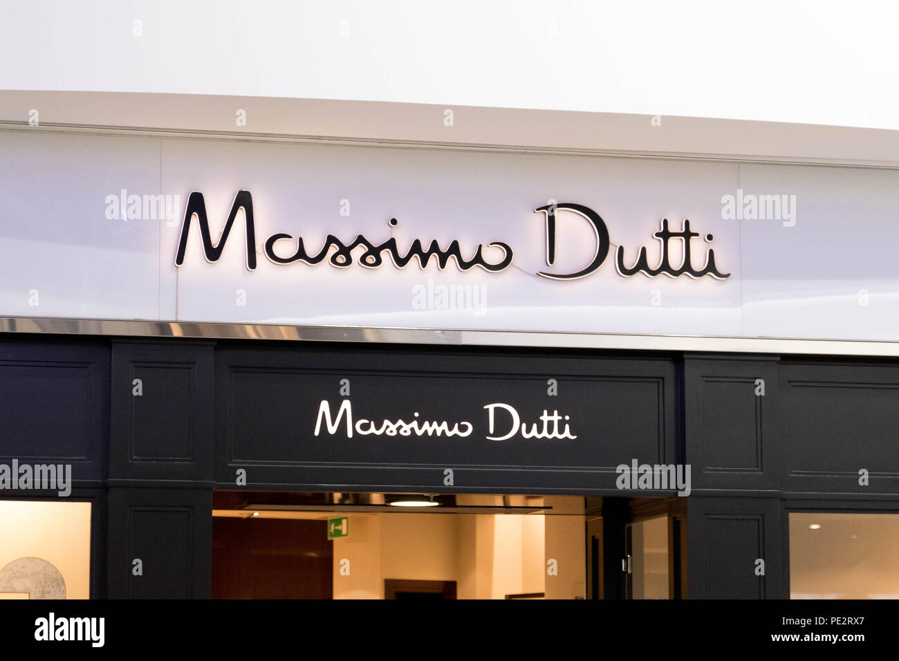 Massimo dutti boutique -Fotos und -Bildmaterial in hoher Auflösung – Alamy