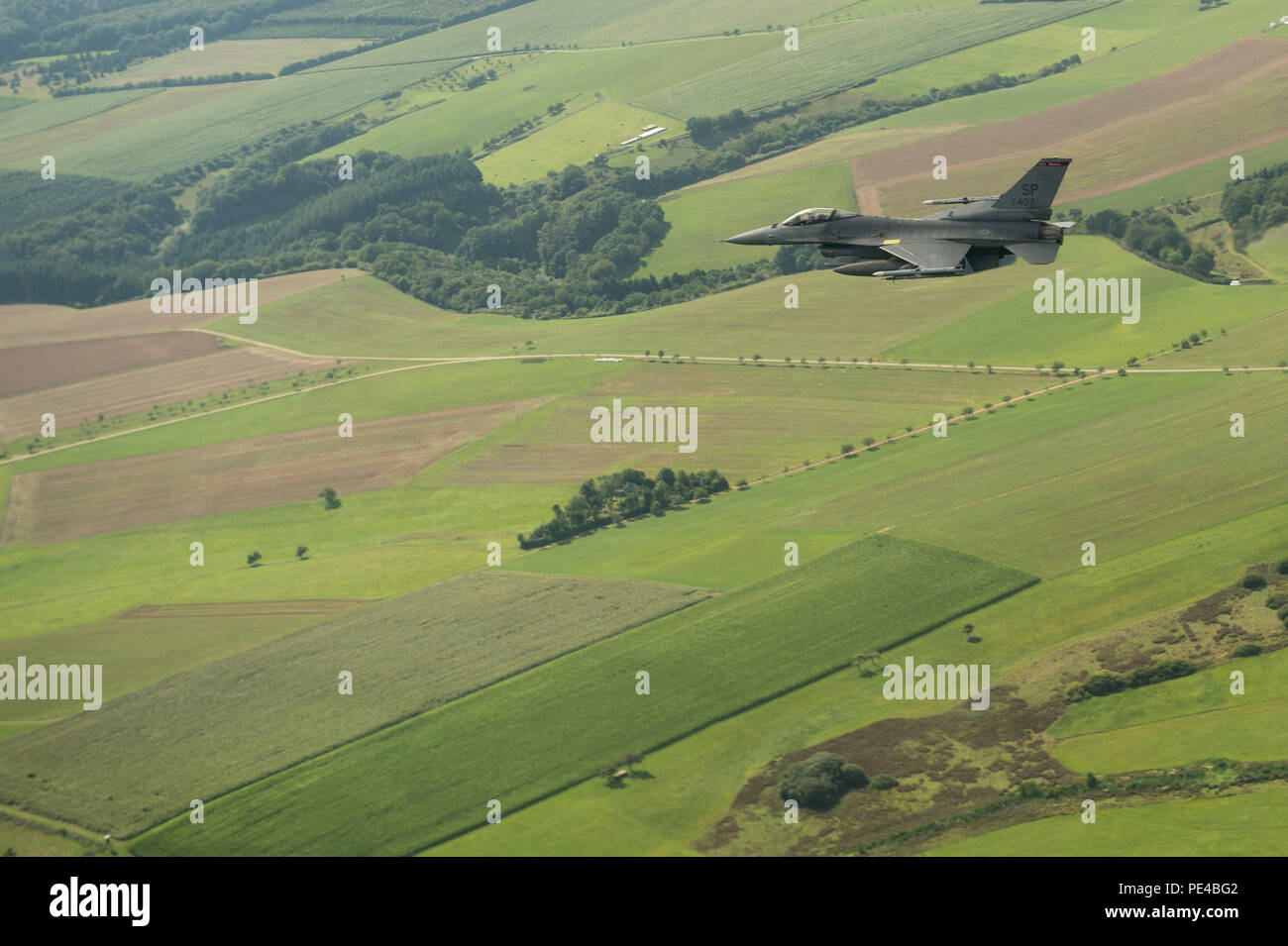 Ein US Air Force F-16 Fighting Falcon von der 408th Fighter Squadron ...