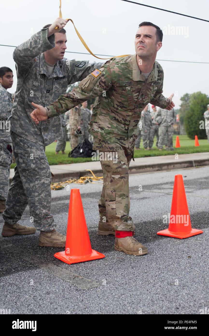 U.S. Army Staff Sgt. Christopher Lehr, 346 PSYOP, simuliert die ...