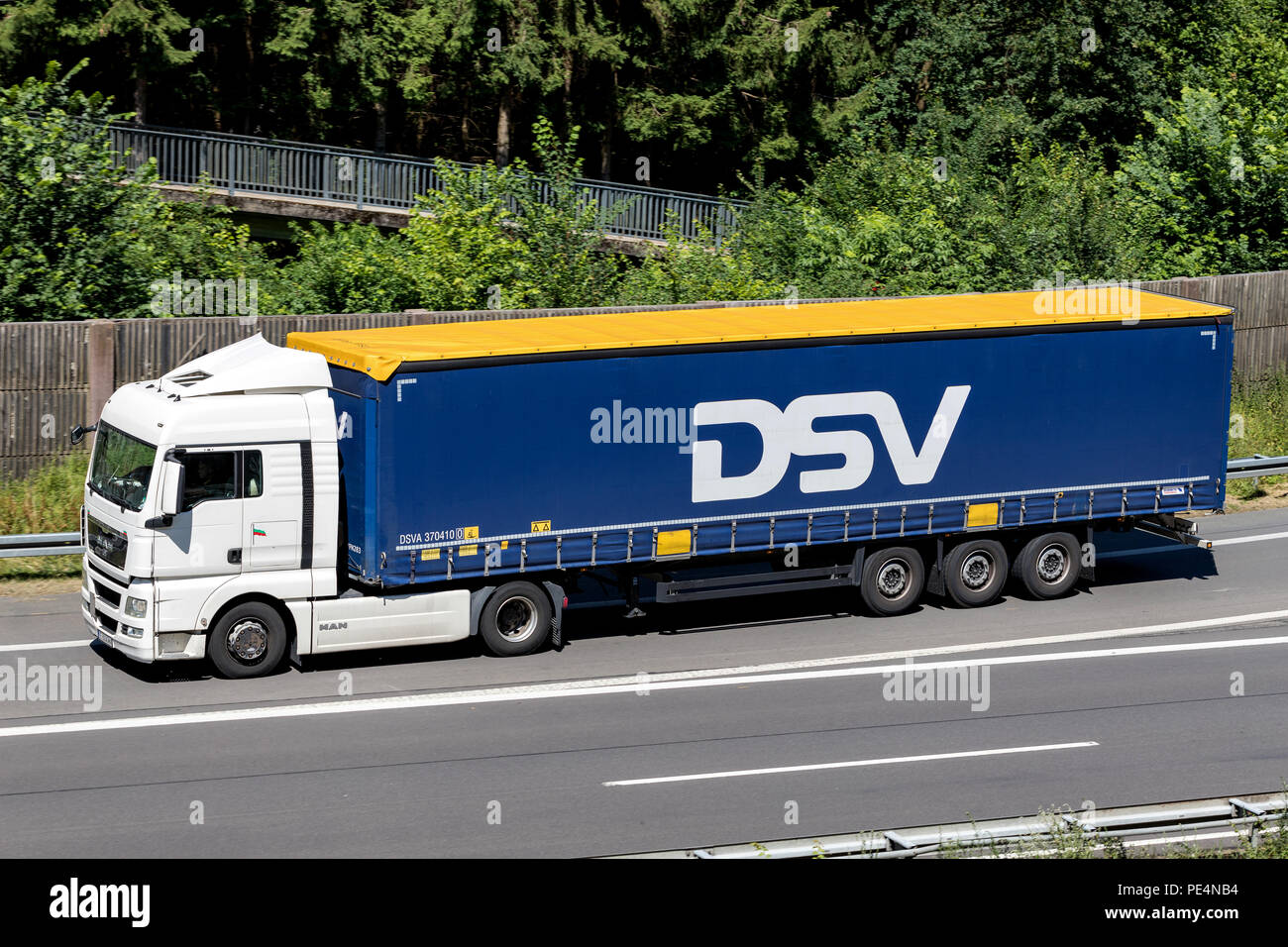 DSV LKW auf der Autobahn. DSV A/S ist eine dänische Transport- und ...