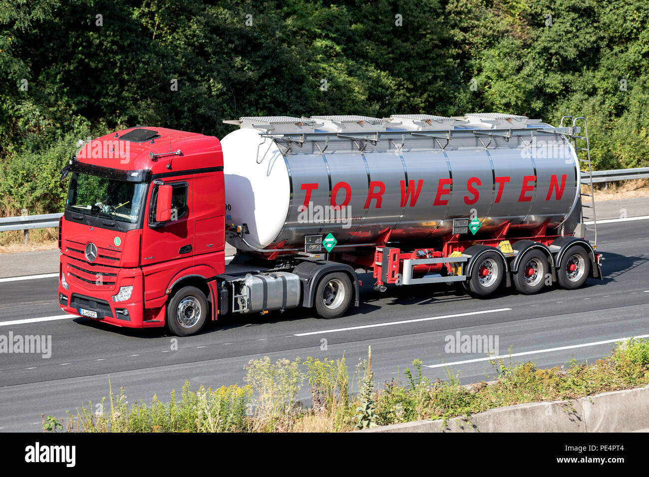 Torwesten Lkw auf der Autobahn. Torwesten ist eine deutsche ...