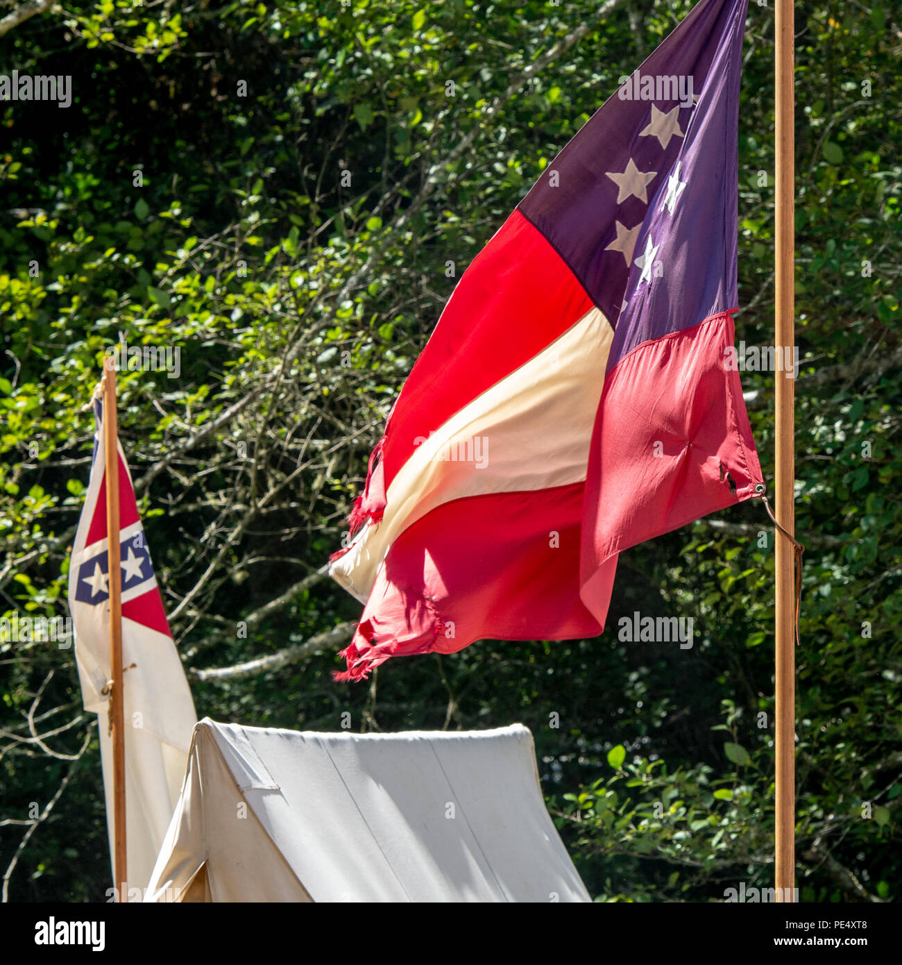 Stars und Bars Confederate Flag auf der Seite einer Leinwand Zelt vor ...