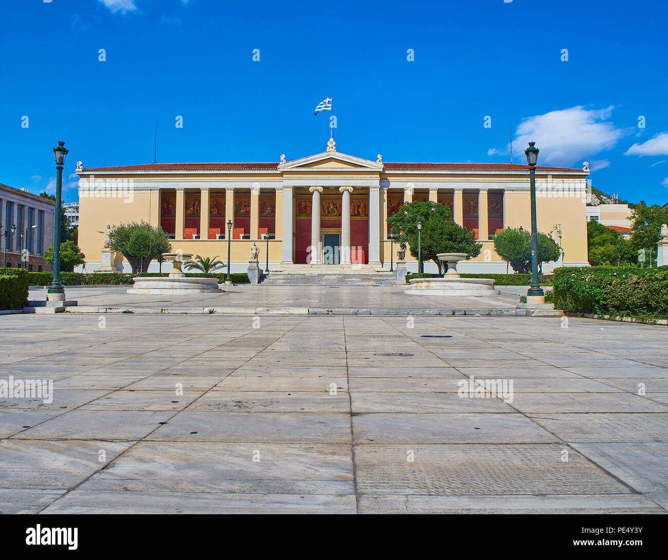 Der Nationalen und Kapodistrias-Universität Athen. Blick von Plateia ...