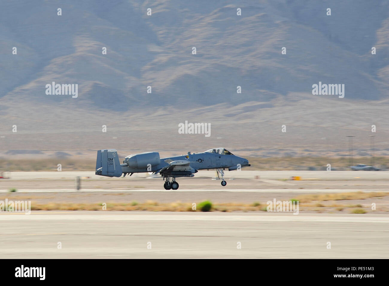Eine A-10 Thunderbolt II aus der 357 Fighter Squadron landet auf der ...