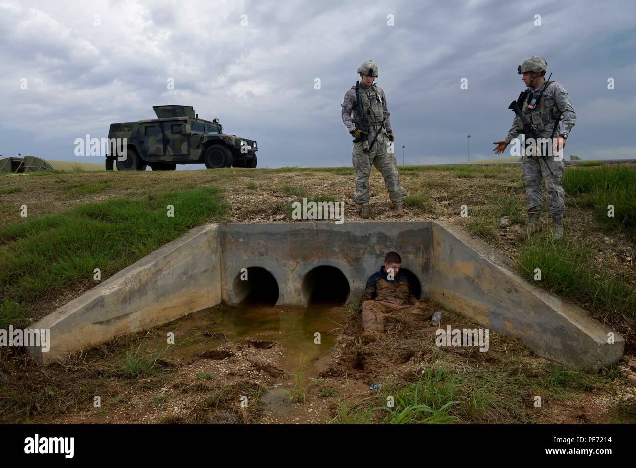 Flieger 1. Klasse Collin Workman (links) und Miller Swanson, 39th ...