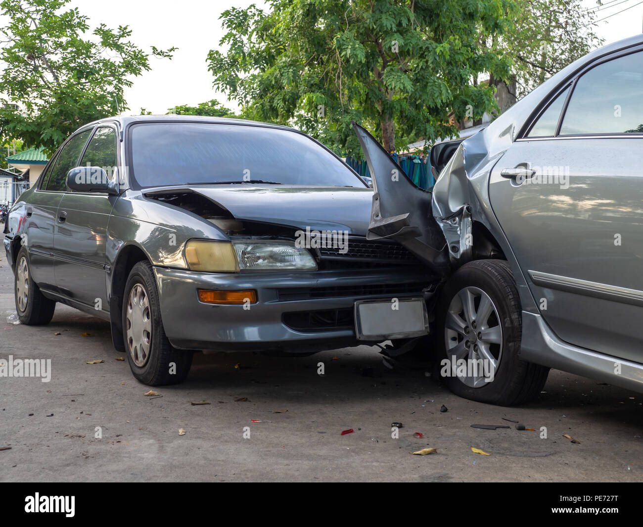 Auto Crash Unfall auf der Straße mit Wrack und beschädigte Autos ...