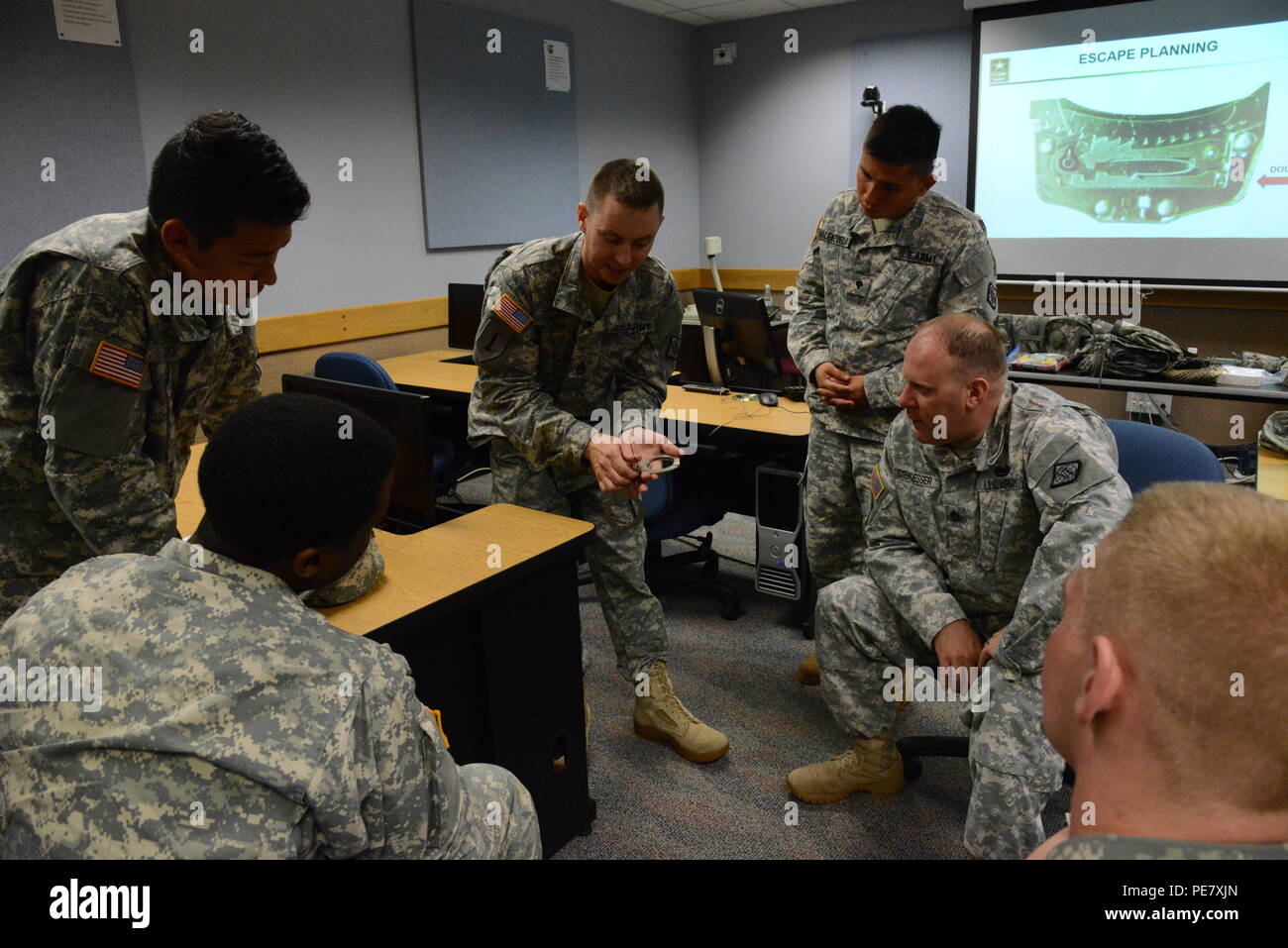 Us-Armee Sgt. 1. Klasse Scott Null, 39th Signal Battalion, 2nd Signal ...