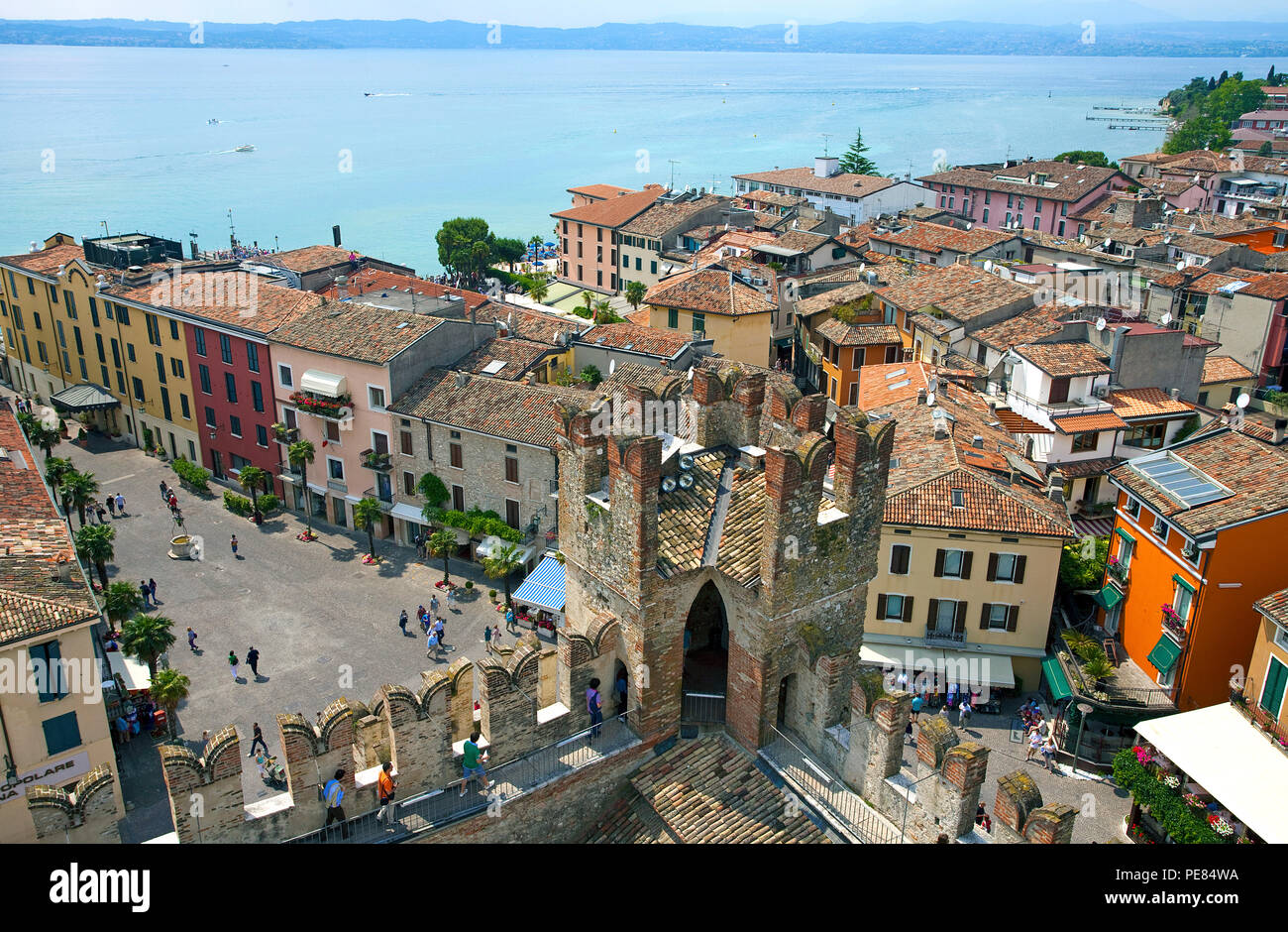 Blick von Scaliger Burg auf die Altstadt von Sirmione, Gardasee ...