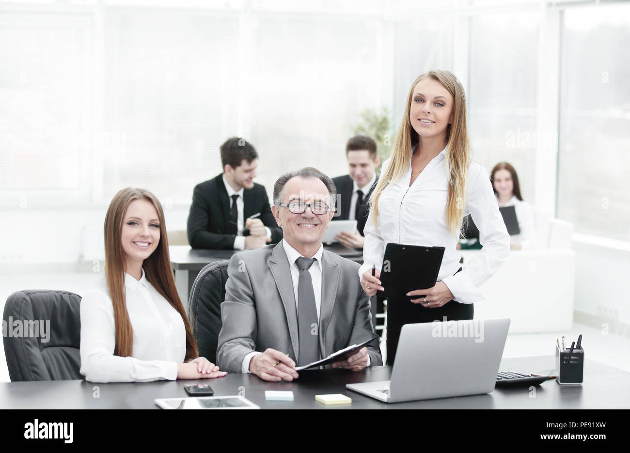 Office assistants -Fotos und -Bildmaterial in hoher Auflösung – Alamy