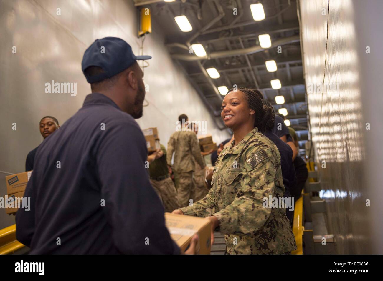 151106-N-JO 245-365 ROTE MEER (Nov. 6, 2015) der Bootsmann Mate Seemann ...