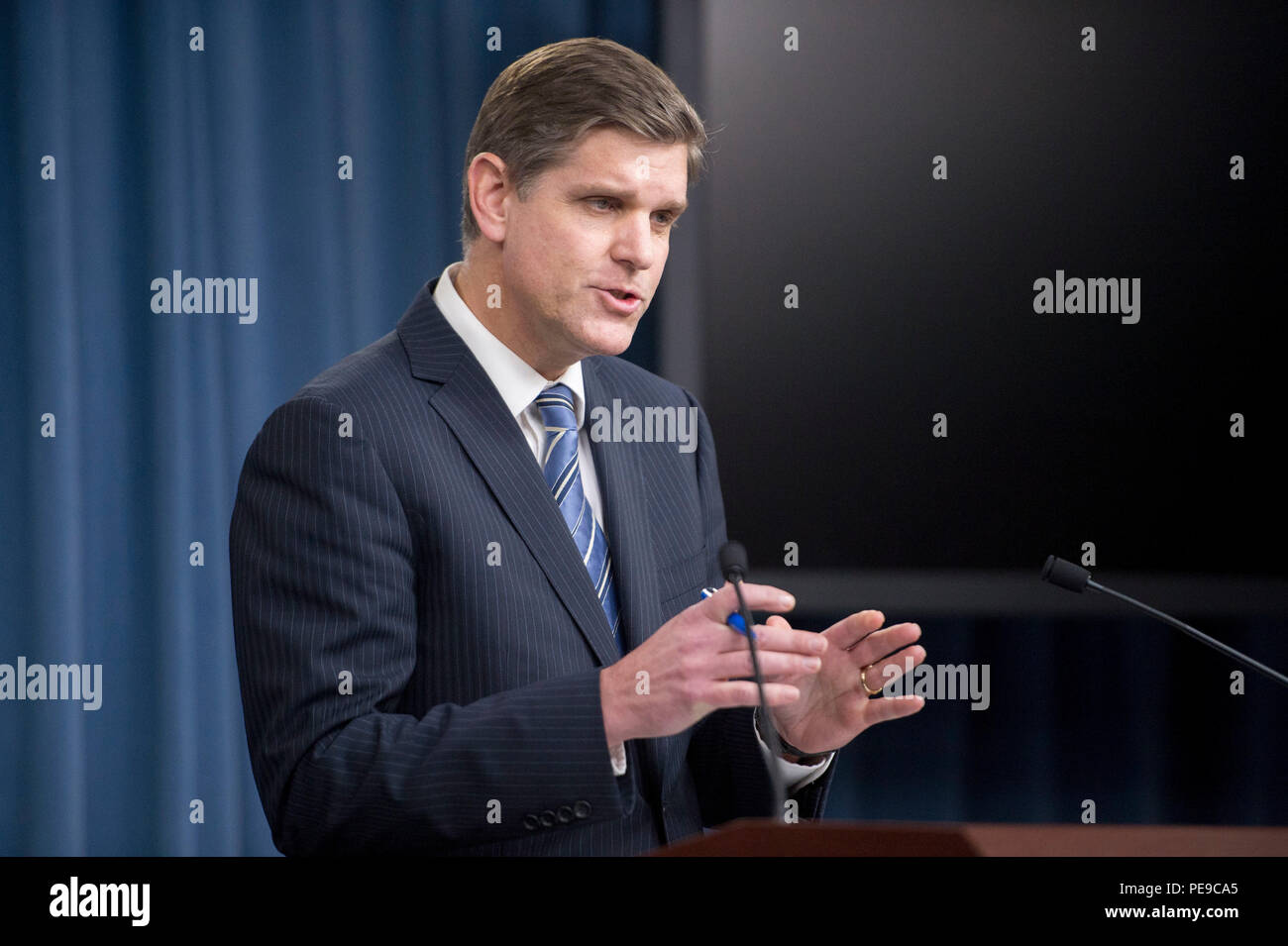 Pentagon Pressesprecher Peter Cook Schriftsatz Reportern auf aktuelle ...