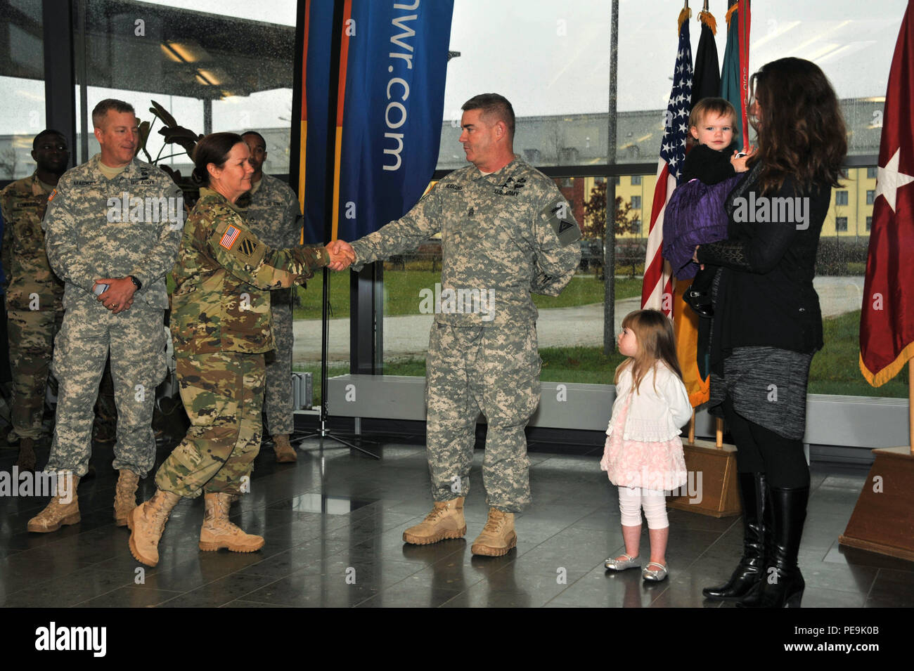 U.S. Army Command Sgt. Maj (CSM) Jeffrey Huggins (Mitte), abgehenden ...