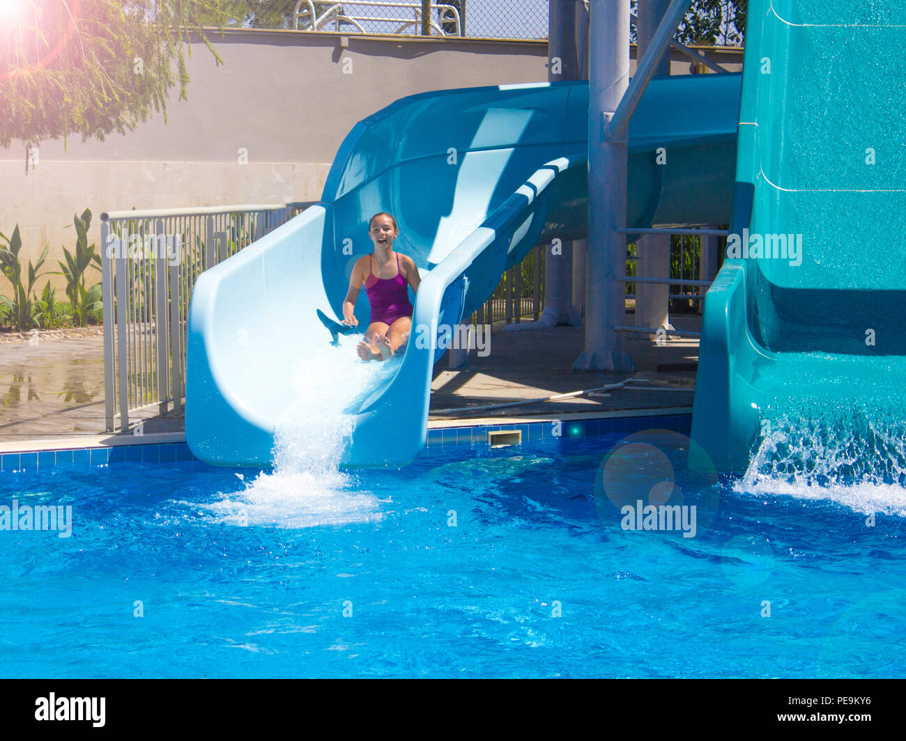 Junges teen mädchen wasserrutsche -Fotos und -Bildmaterial in hoher ...