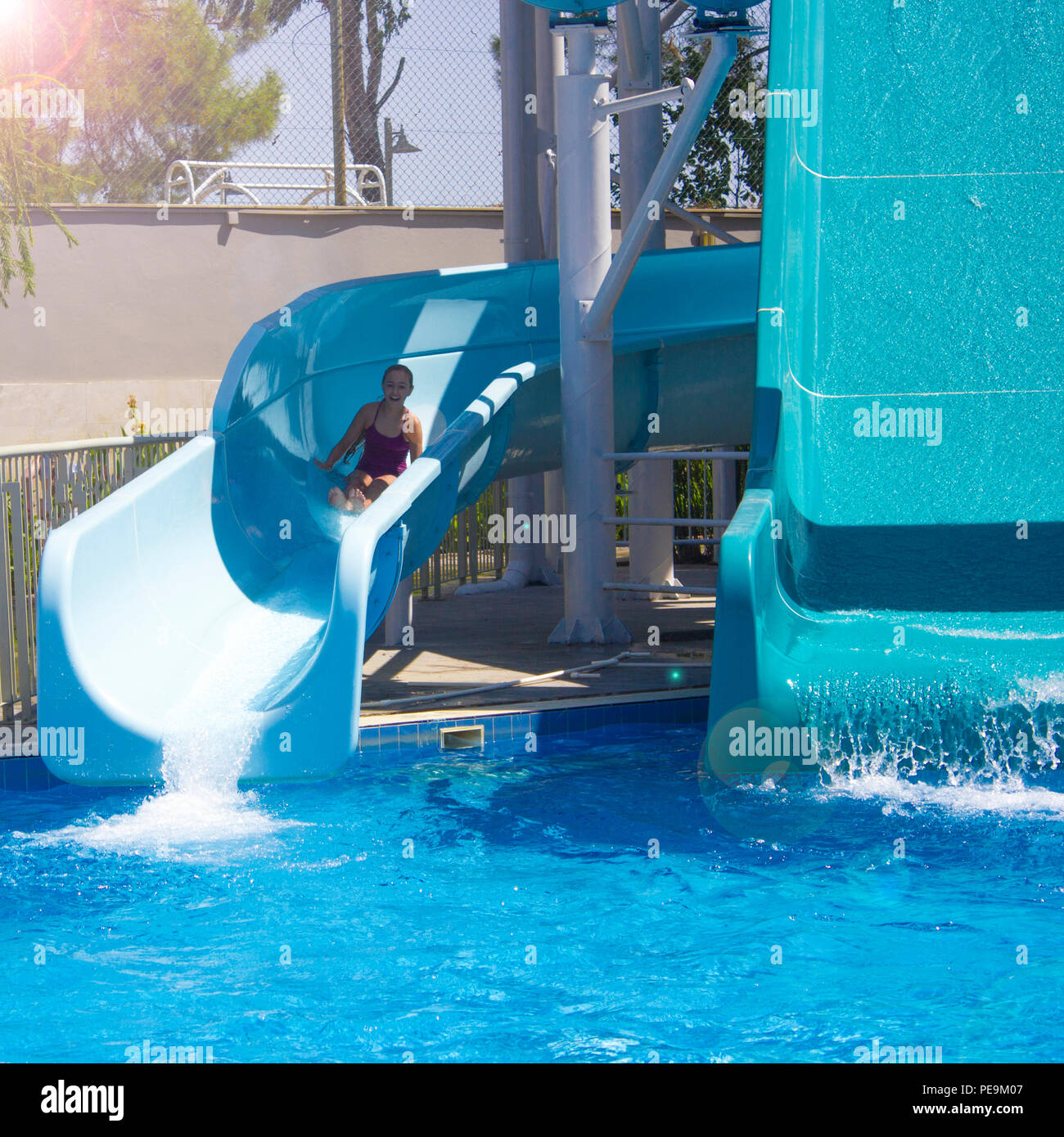 Junges teen mädchen wasserrutsche -Fotos und -Bildmaterial in hoher ...
