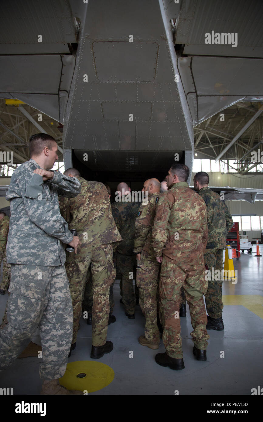 Usa und Partner nation Fallschirmjäger an jumpmaster Flugzeuge ...