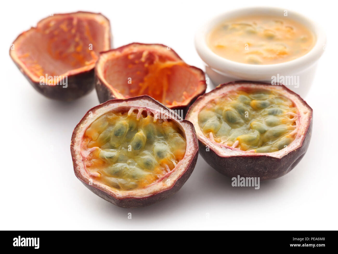 Passionsfrucht aufgeschnitten -Fotos und -Bildmaterial in hoher ...